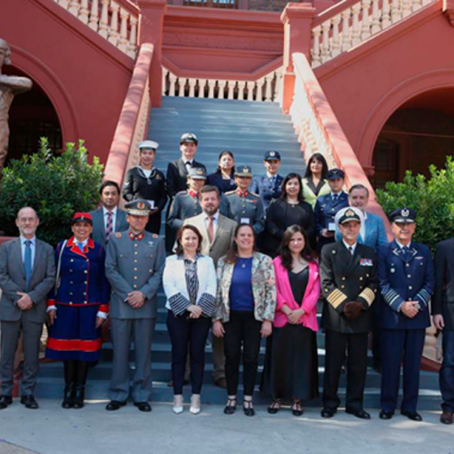 Ministra de Defensa, Maya Fernández, junto a los comandantes en jefe de ...