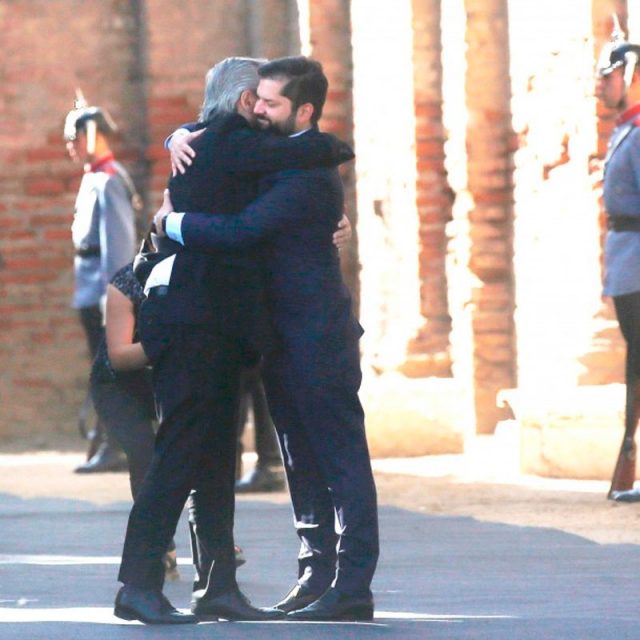 Recreando el llamado “Abrazo de Maipú”, los Presidente de Chile y Argentina celebraron un nuevo ...