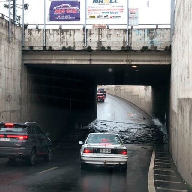 Inundación de paso bajo nivel de Avenida Carlos Schorr, produjo ...