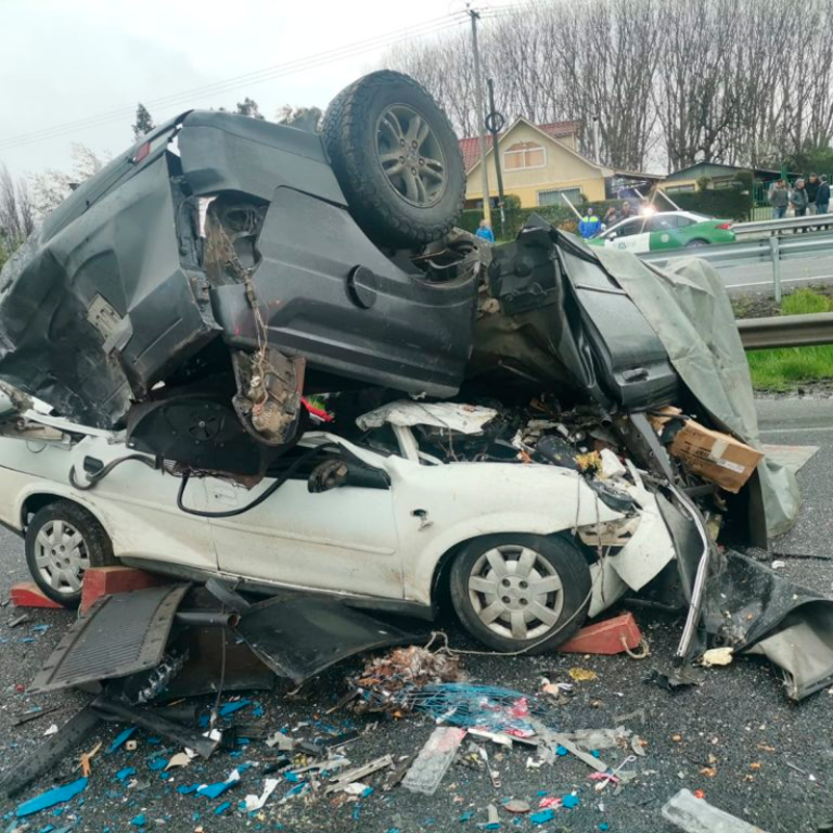 Trágico accidente en Ruta 5 Sur, deja cuatro niños y un adulto fallecidos, tras volcamiento del ...